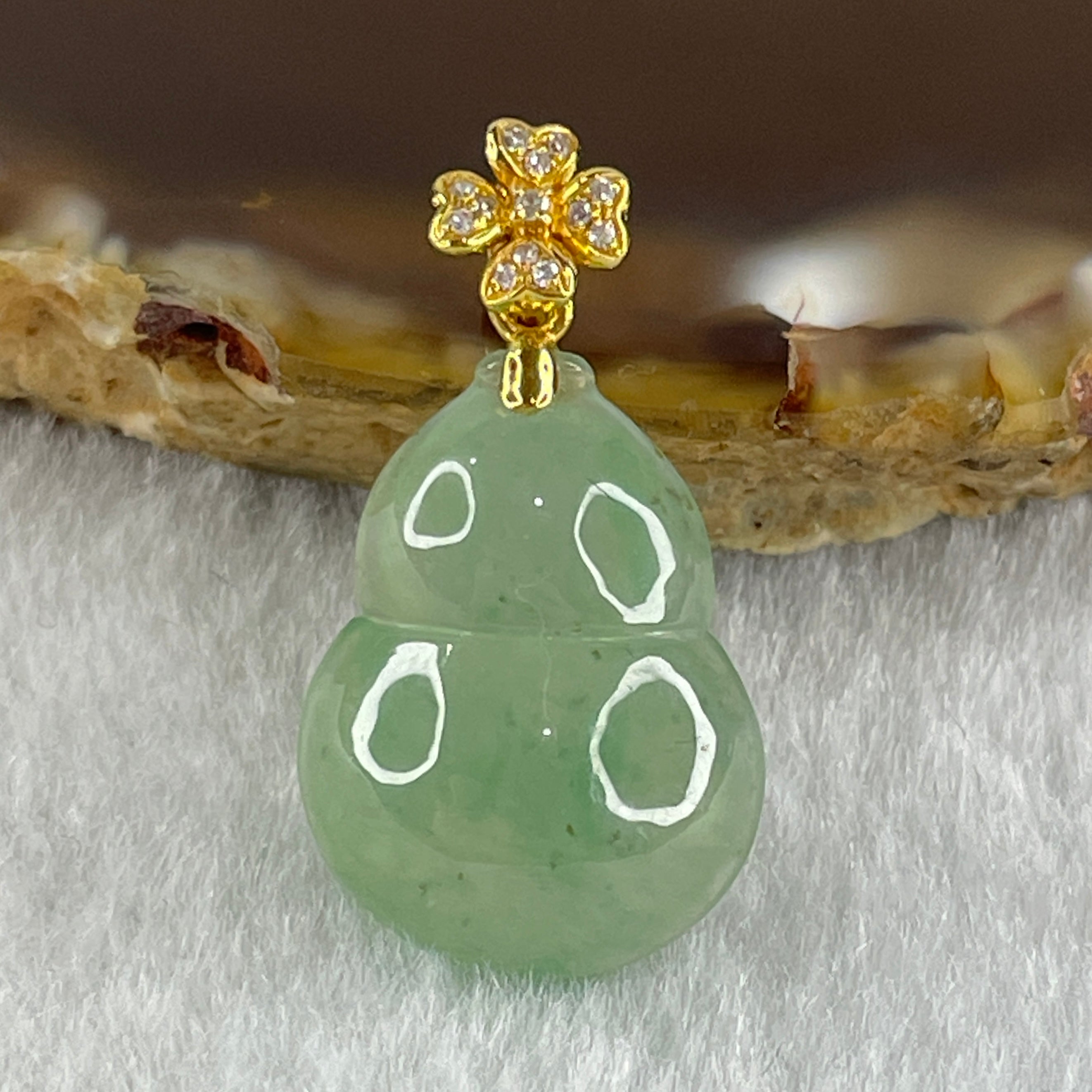 Tye A Natural Icy Green Jadeite Hulu in 18K 750 Yellow Gold and Diamon